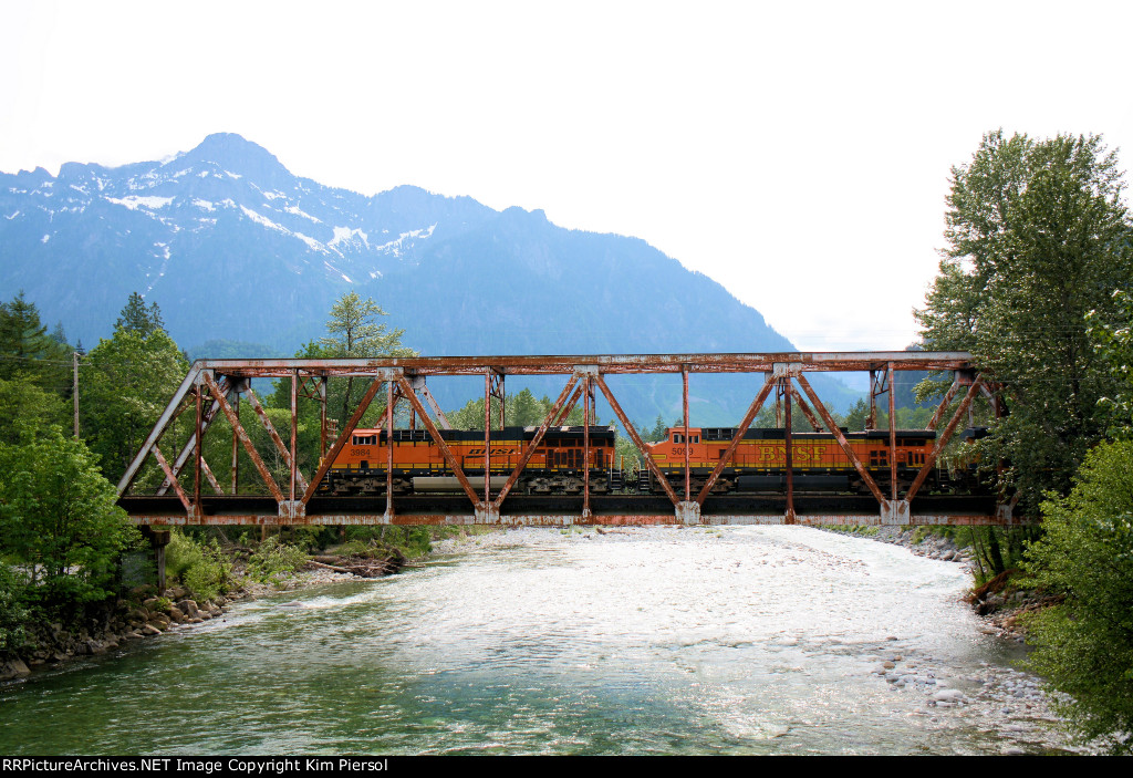 BNSF 3984 at the Index "Horseshoe" Curve